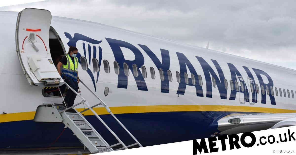 Ryanair and EasyJet passengers must still wear face masks even if law ...